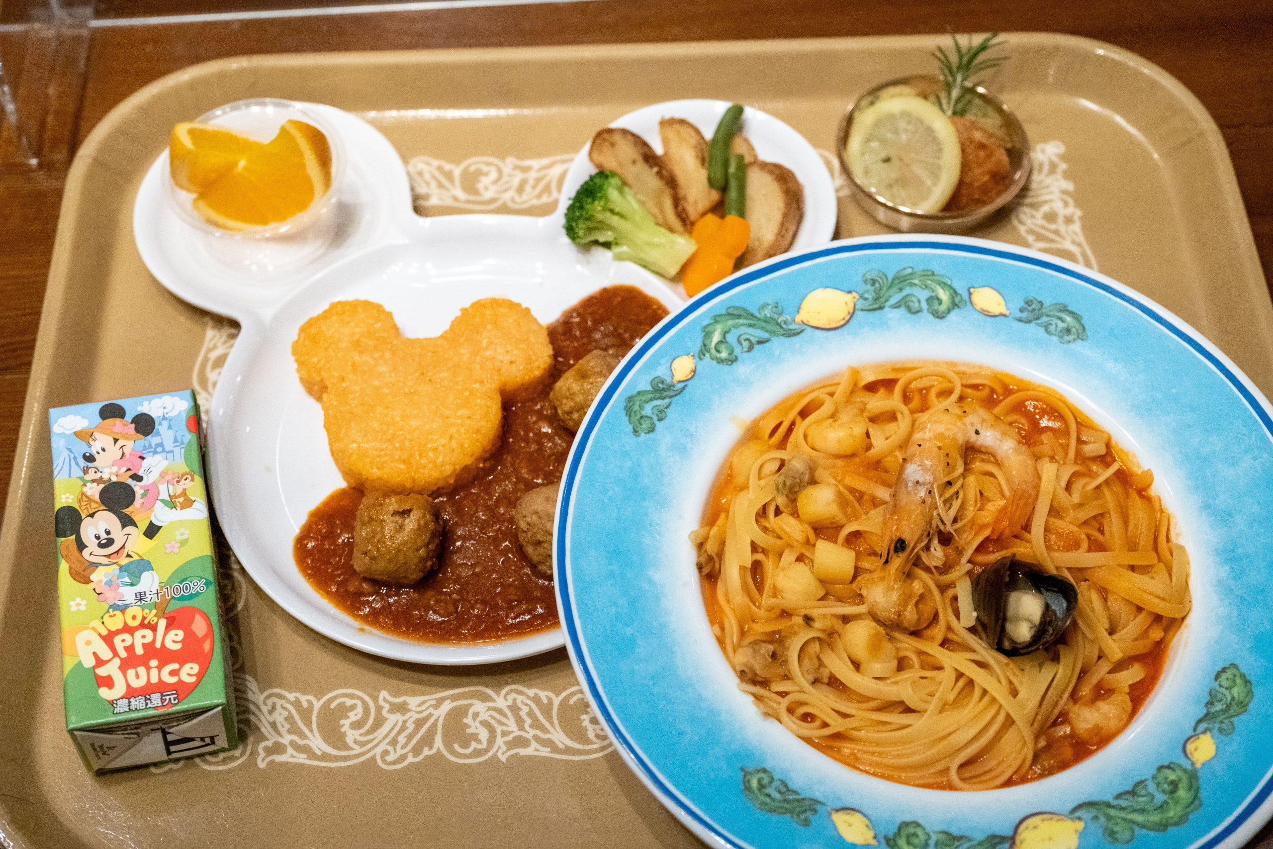 A Disney World alkalmazottja több mint egy éves 3 éves büntetést érdemel a park menük csapkodása ...