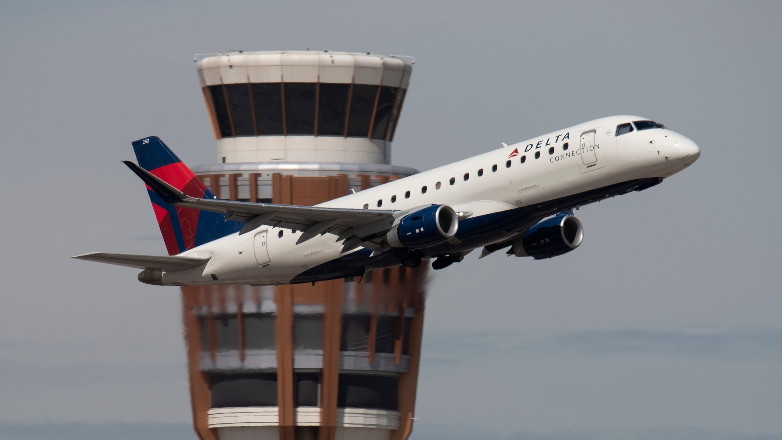 3,6 miljardia dollaria: Skywest paljastaa suuren tilauksen 60 Embraer E175: lle ja 50 ...