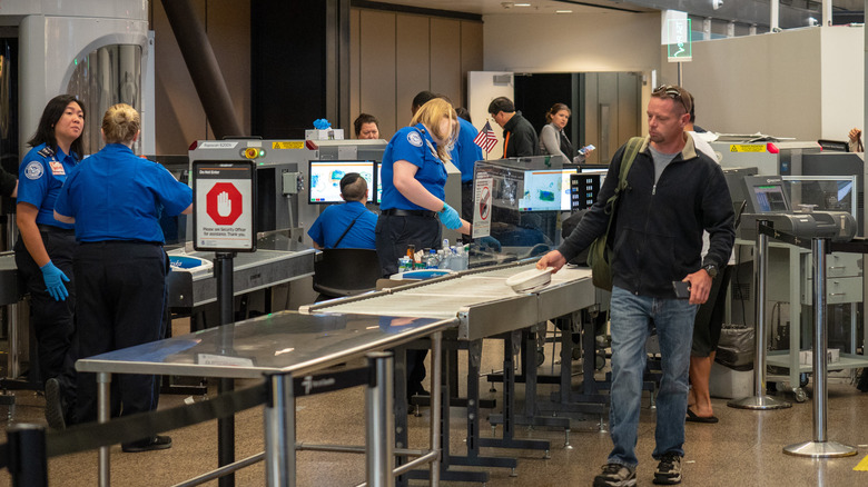 Tämä harmiton käytös on tärkeä punainen lippu TSA-agenteille ...